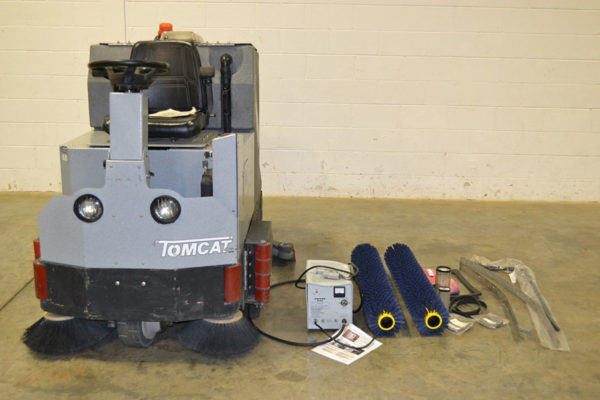 Tomcat XR 40-C 40″ Rider / Ride-on Floor Scrubber-Sweeper w/ charger ...