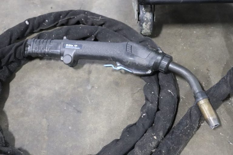 Miller Millermatic 251 200 Amp Mig Welder w/ XR-Edge 15A Air Cooled ...