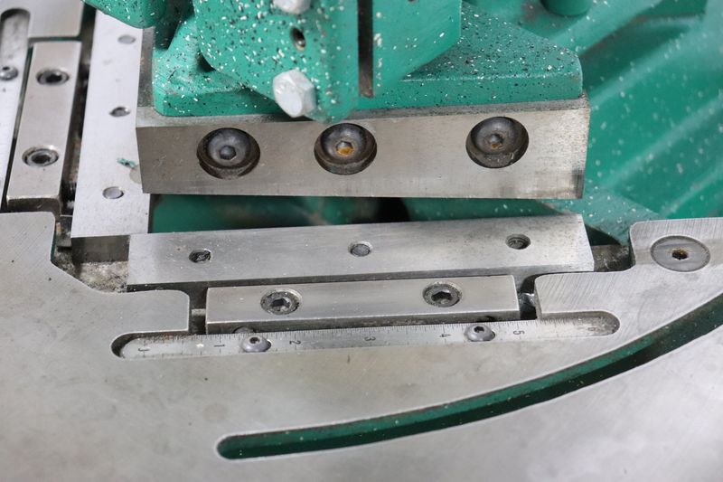 Tennsmith SN 6" x 6" x 16 Gauge Manual Corner Notcher w/ Stand - The ...