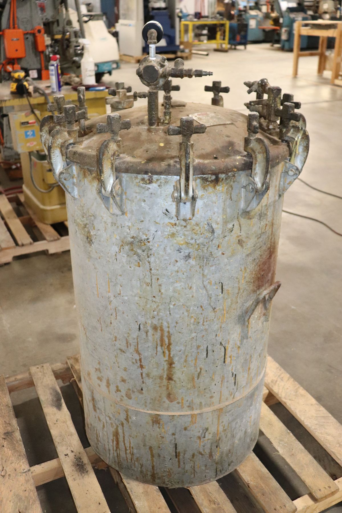 Binks 60 Gallon Pressure Pot Tank - The Equipment Hub