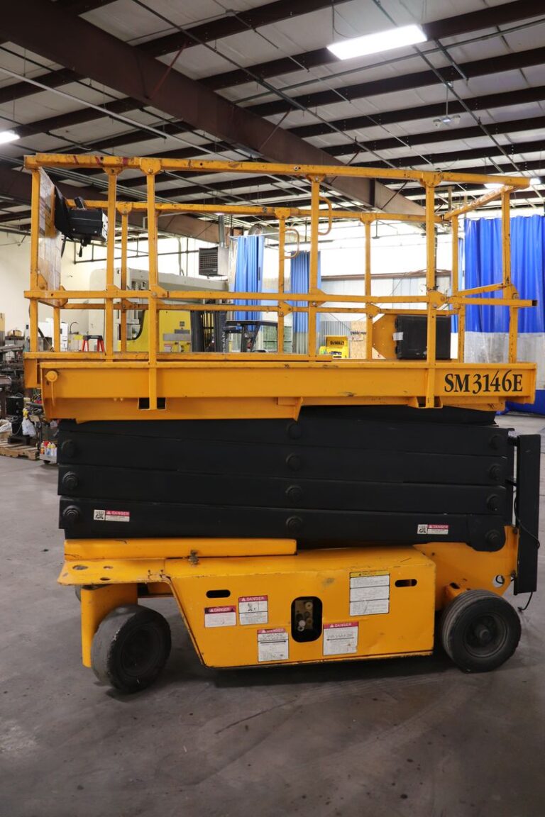 What is the Platform Height of the Grove SM3146E Manlift?