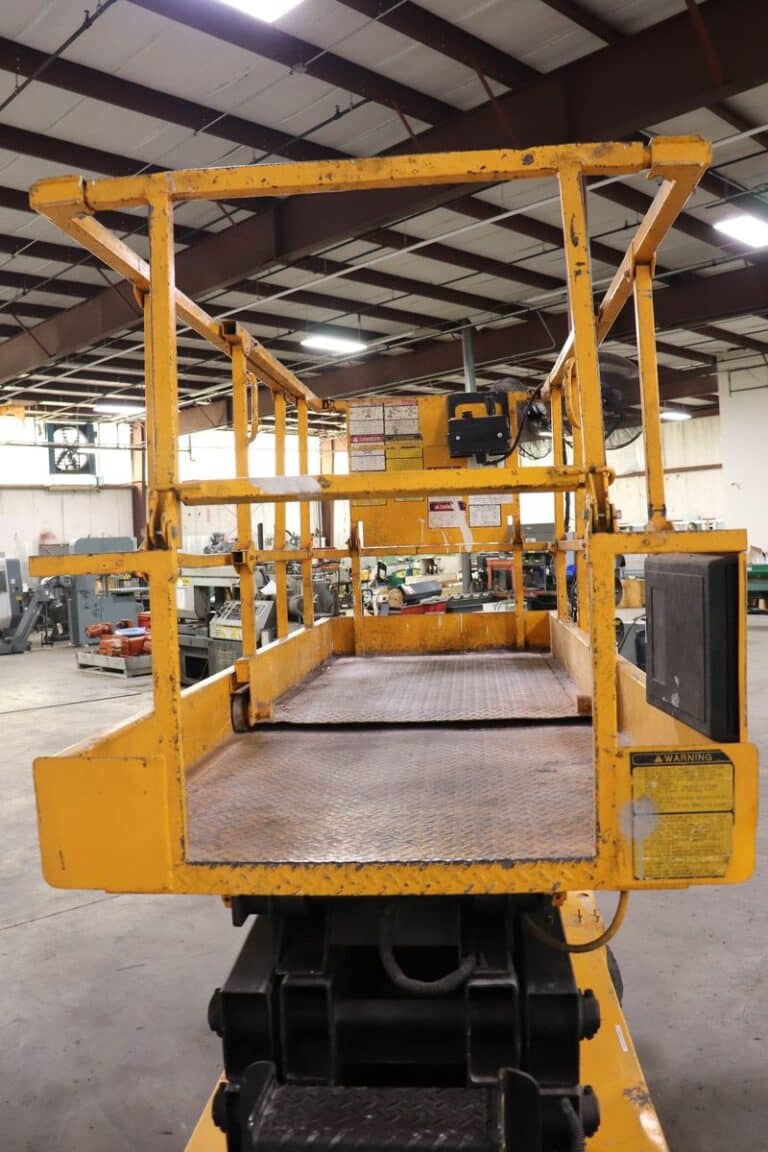 What is the Platform Height of the Grove SM3146E Manlift?